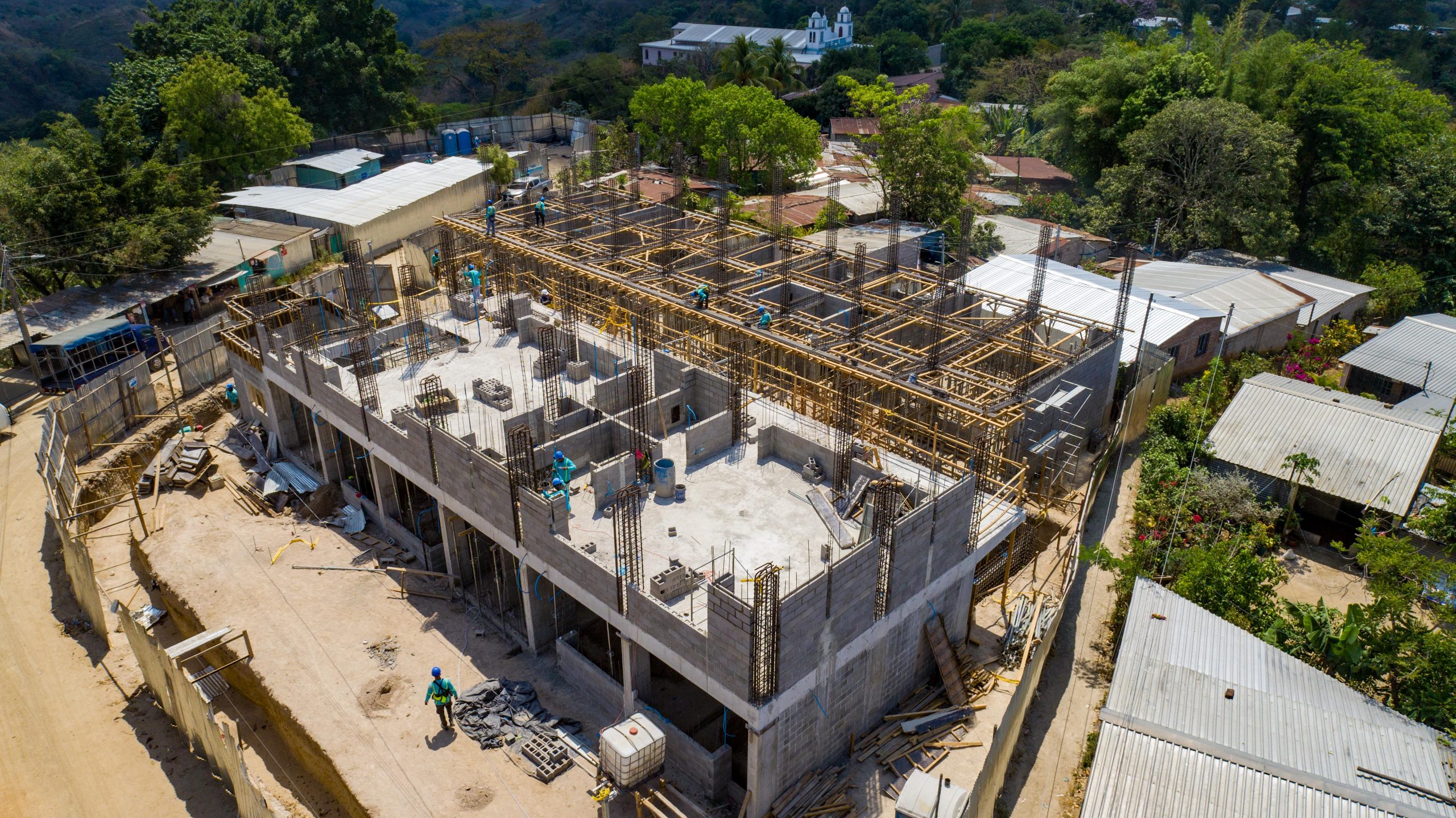 Centro Escolar Cantón El Pezote - Dos escuelas por día